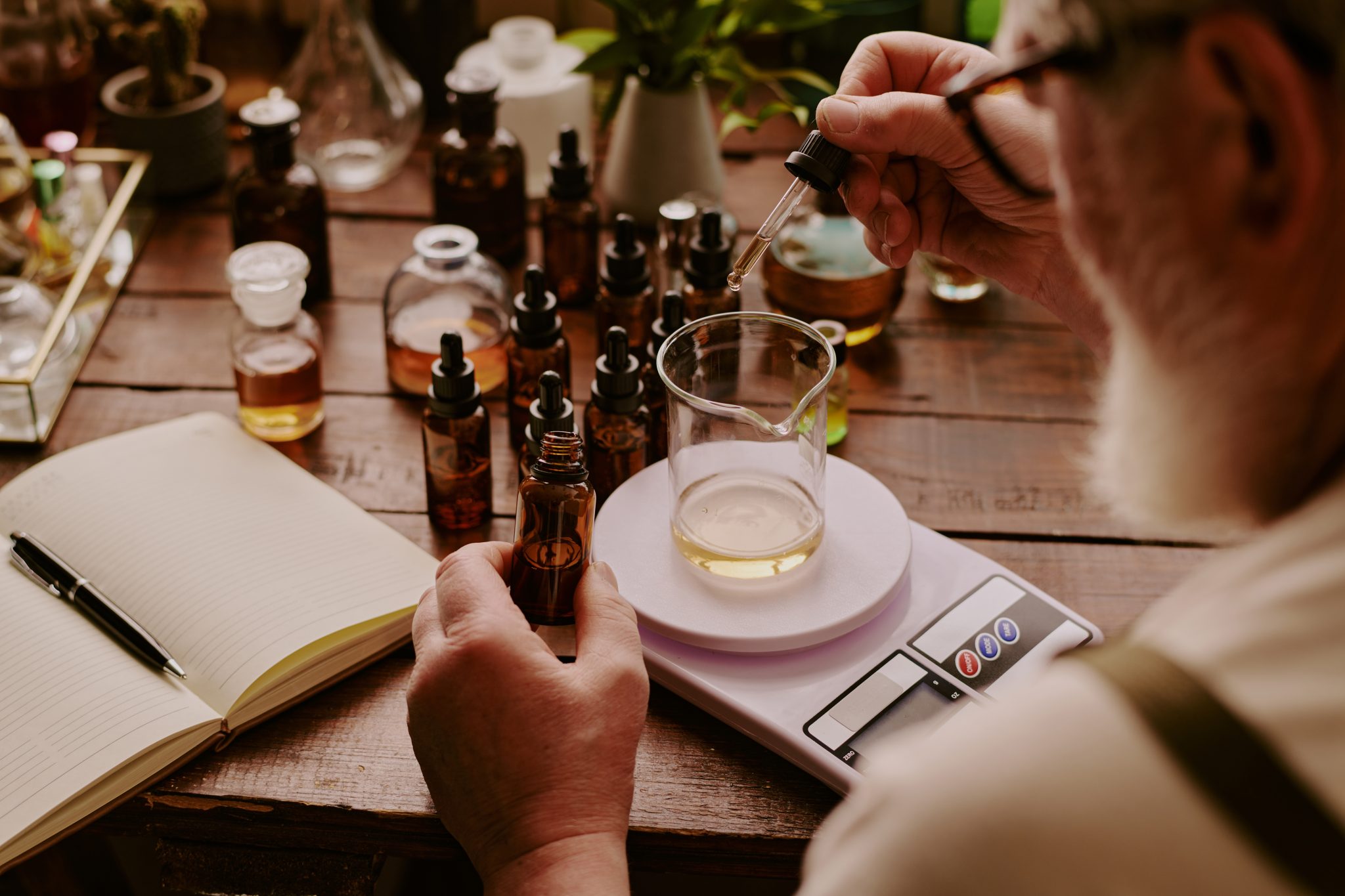 How Much Iso E Super Should You Use in a Perfume Formula? - PerfumeLab ...